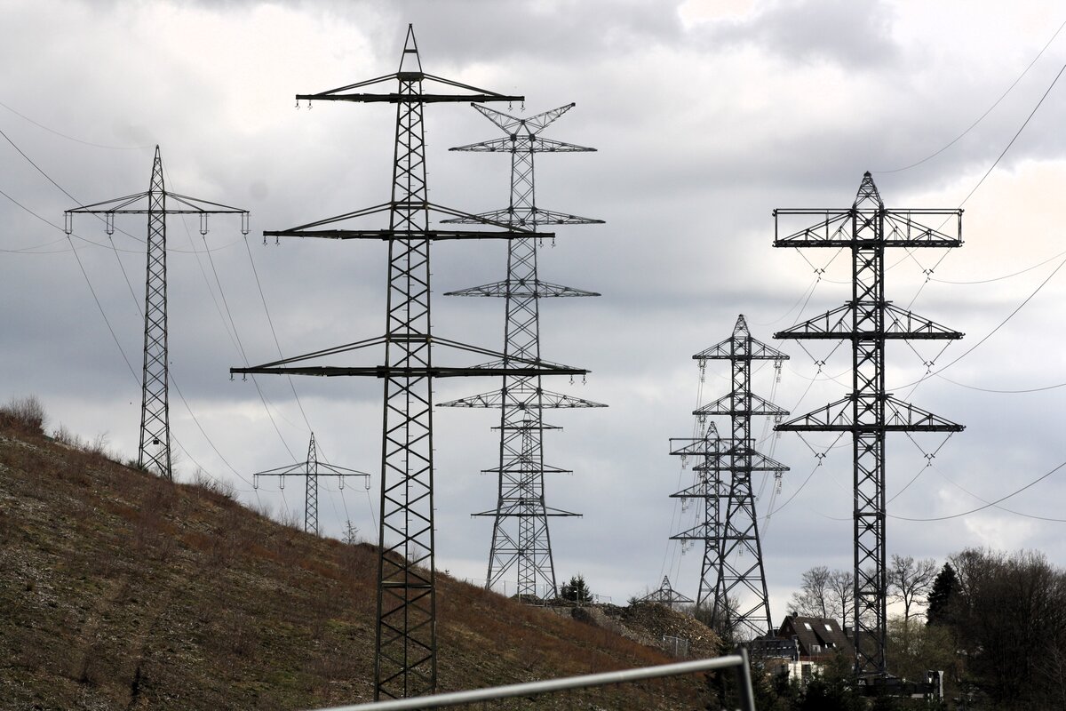 Medienbesuch beim Maststellen auf einer unserer Energy Baustellen in ...